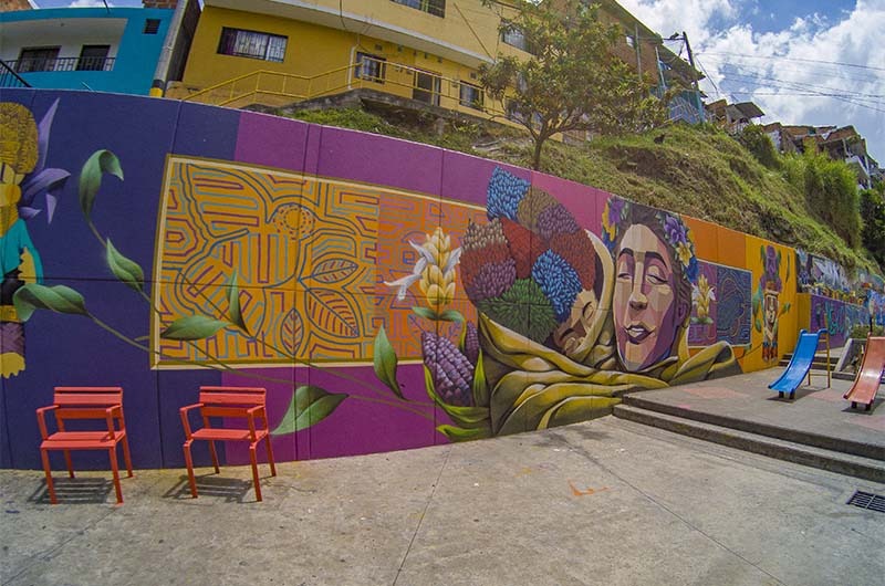 Comuna 13 MEDELLÍN - Graffiti tour 4K - La Bitácora de Carlos y Eli